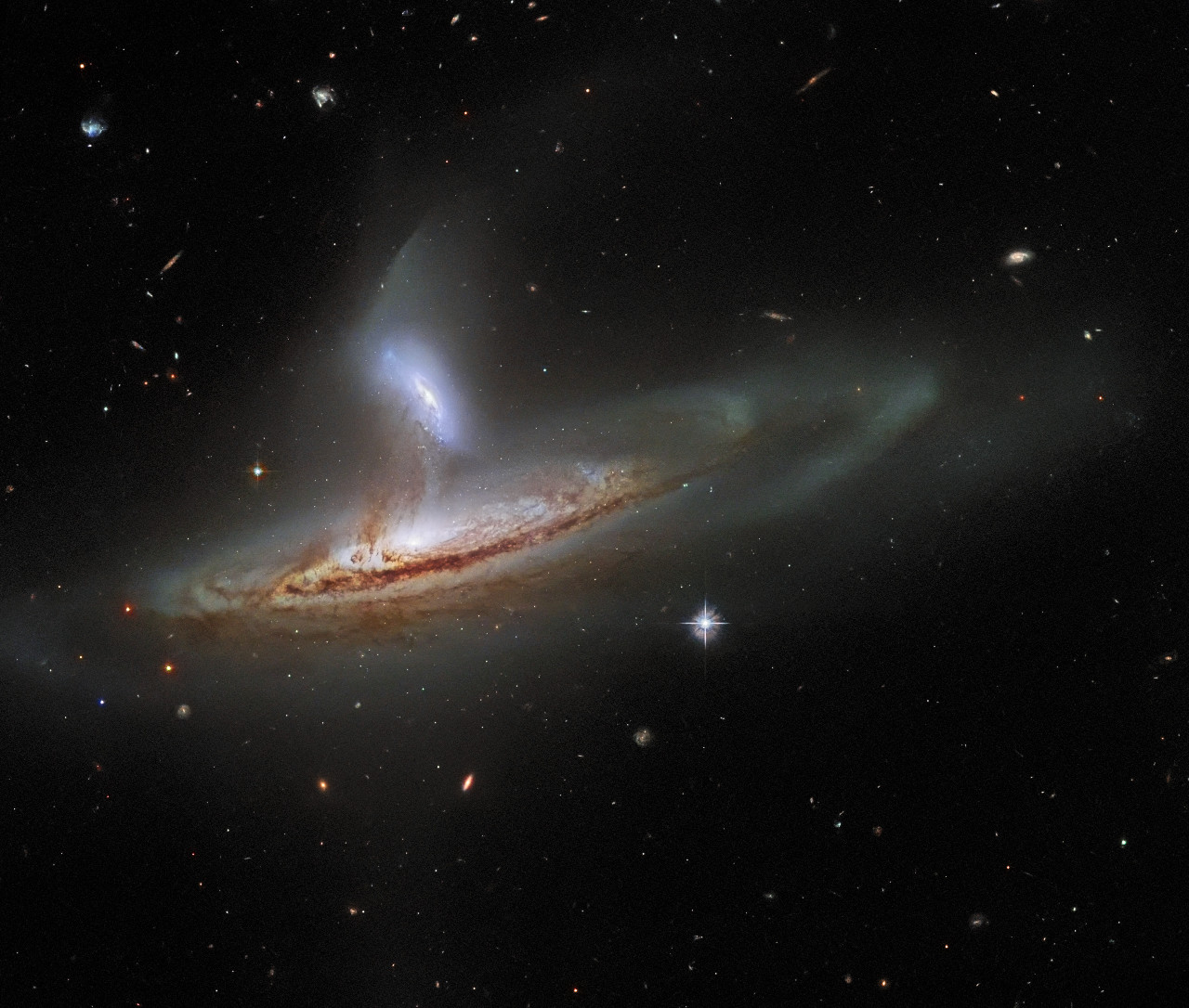 Deux galaxies actives vues sous leur meilleur profil par Hubble | Ciel ...
